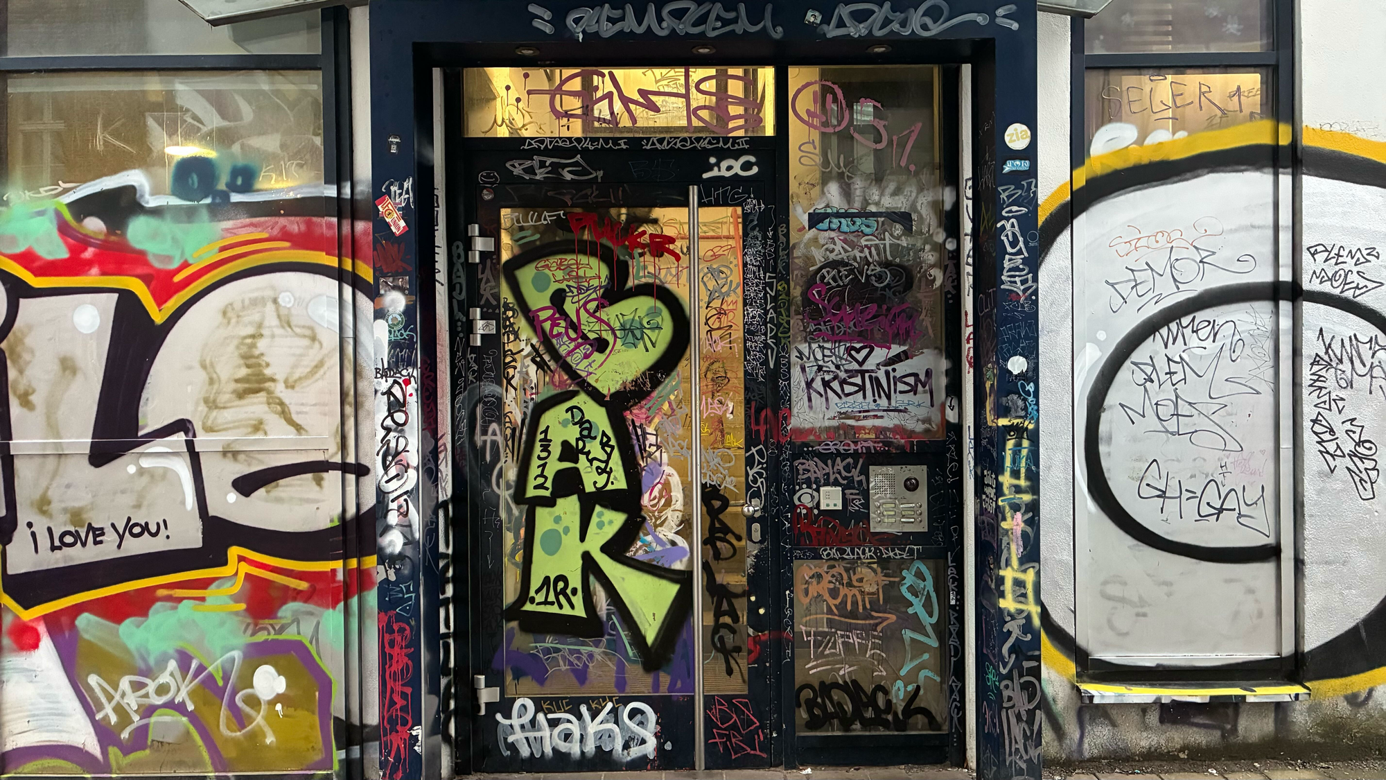 loky* mit Gastro-News, Nazi-Notwehr und leisem Kopfsteinpflaster