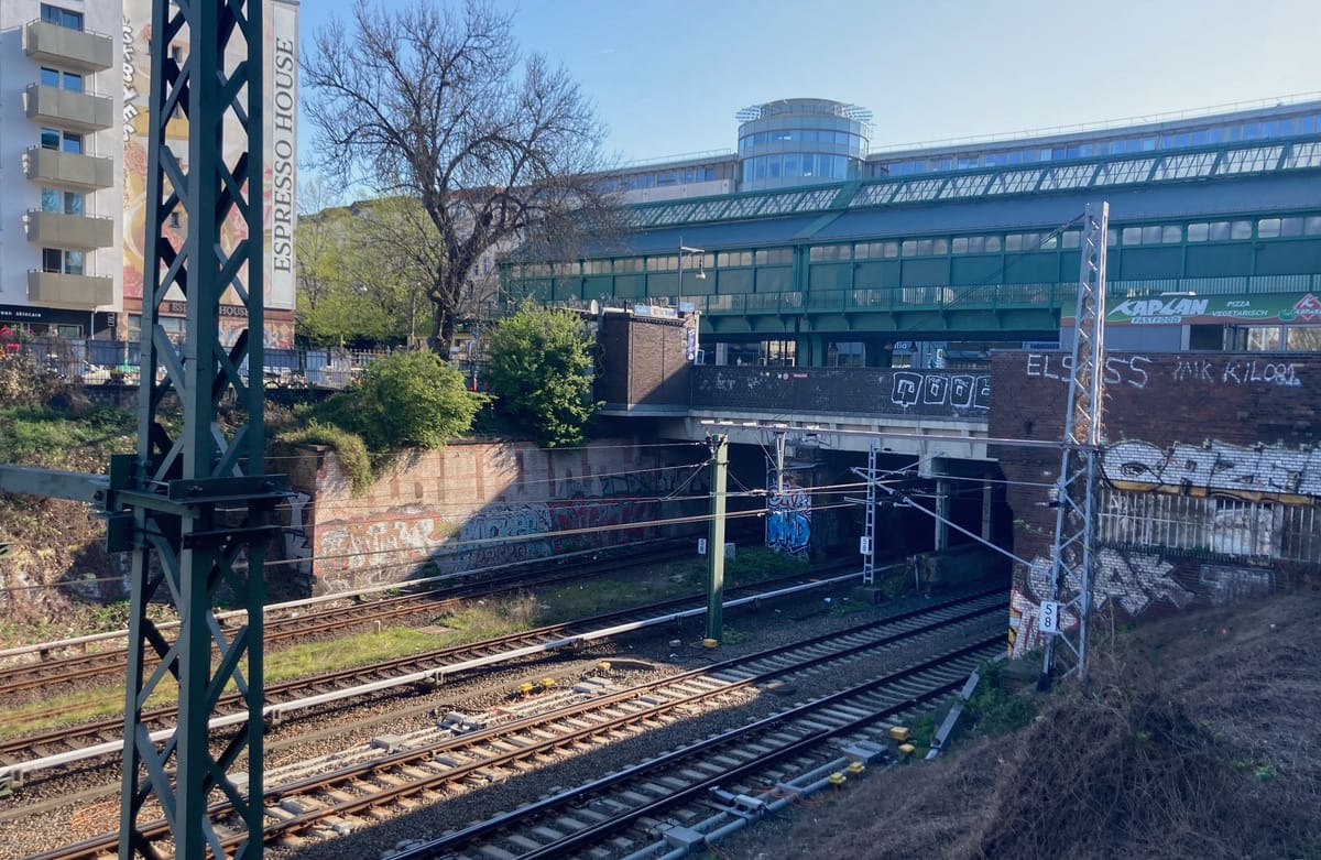Hey, Prenzlauer Berg mit Brücken, Hitze und Hängeklos